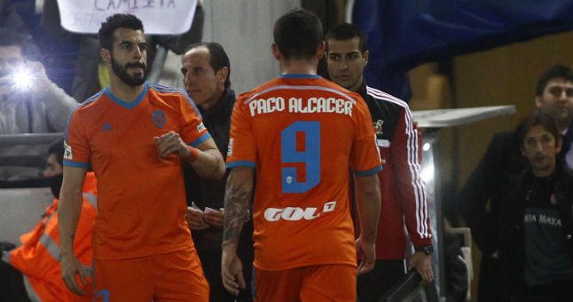 Enzo Pérez se ejercita al margen y Paco Alcácer no salta al césped ...