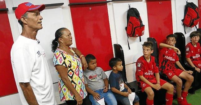 Los padres de Bacca animan al Sevilla alevín en Barranquilla - Estadio ...