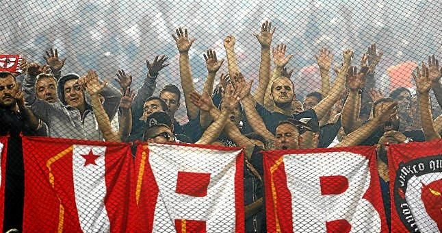 Ultras del Benfica entran en el campo entrenamiento para increpar a los ...