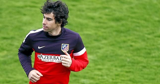 Tiago ya golpea balón sobre el césped - Estadio Deportivo