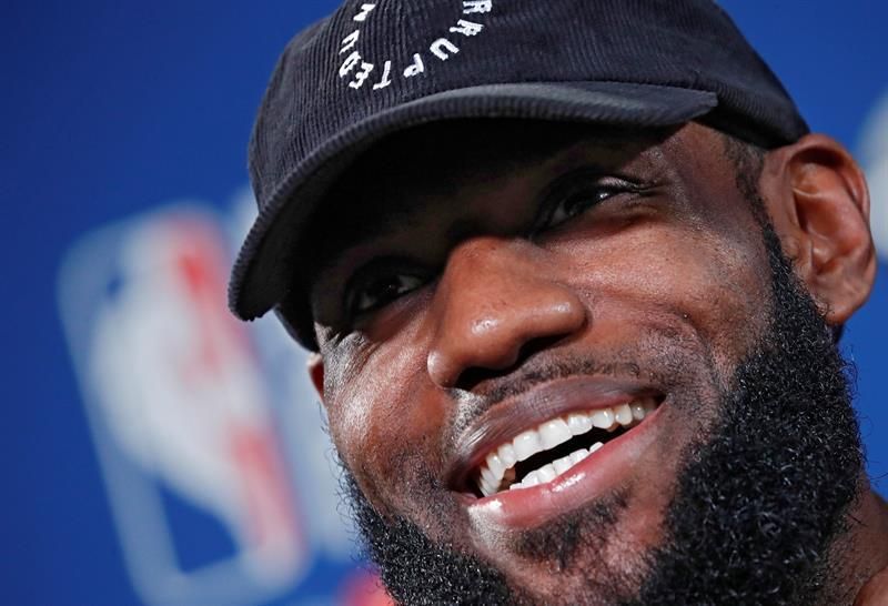 LeBron "King" James ya es oficialmente nuevo jugador de los Lakers, su ...