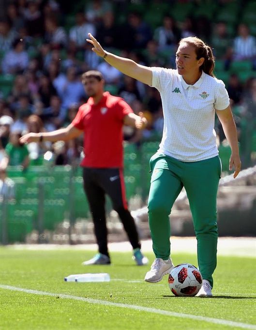 María Pry se despide emocionada tras 7 años como técnica del Betis ...