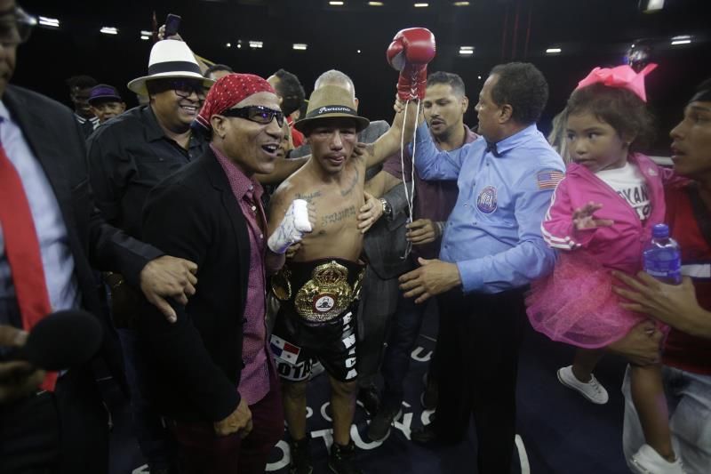 Luis Concepción noquea a Rober Barrera y gana el título interino mosca ...