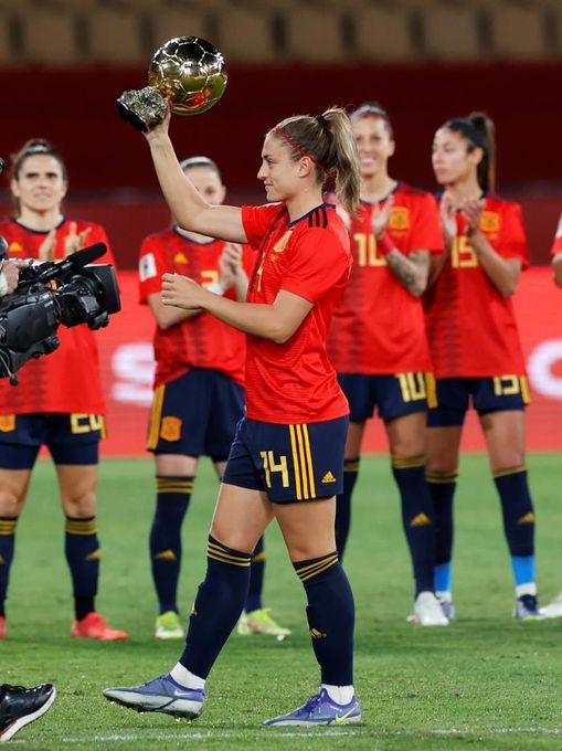 Putellas ofrece su Balón de Oro a la afición en La Cartuja - Estadio Deportivo