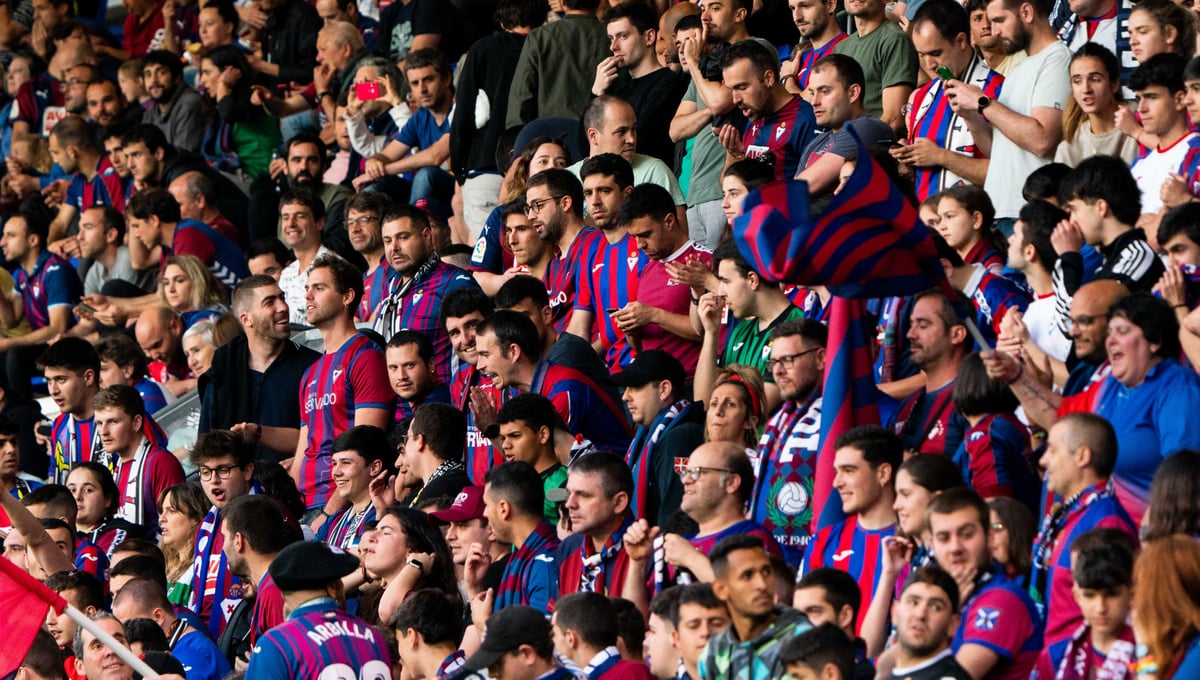 Movimiento masivo de la afición del Eibar hacia El Sardinero - Estadio ...