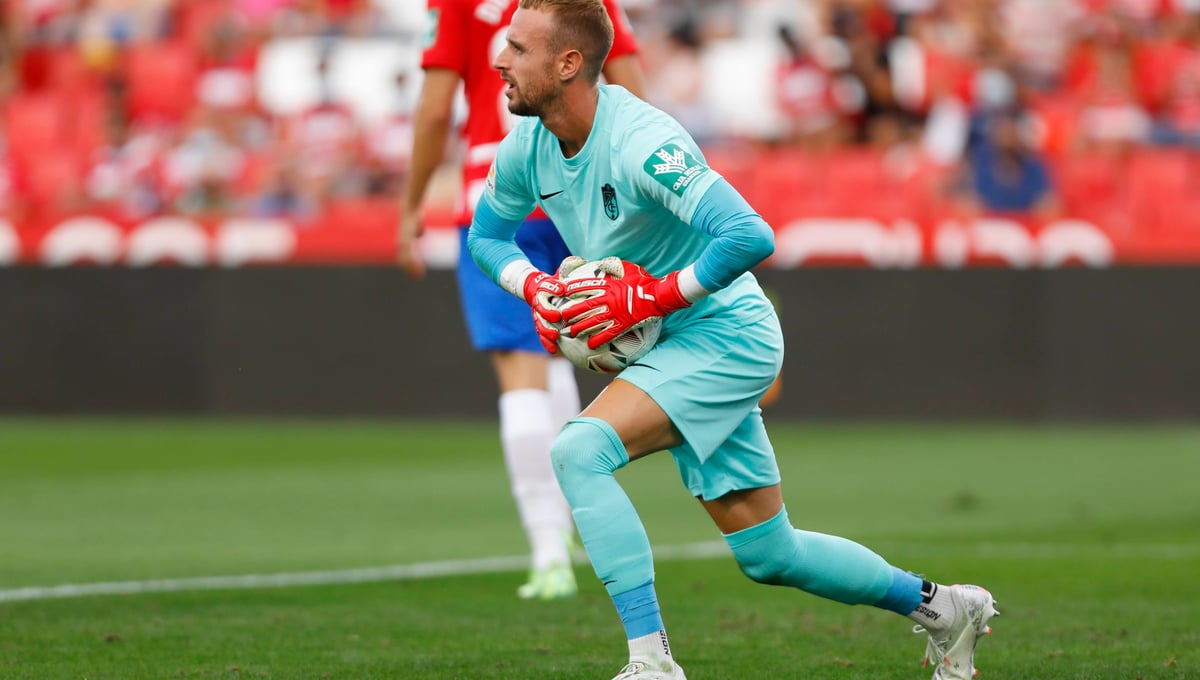 Carrusel de fichajes en el Oviedo: Aarón Escandell y Álvaro Lemos los ...
